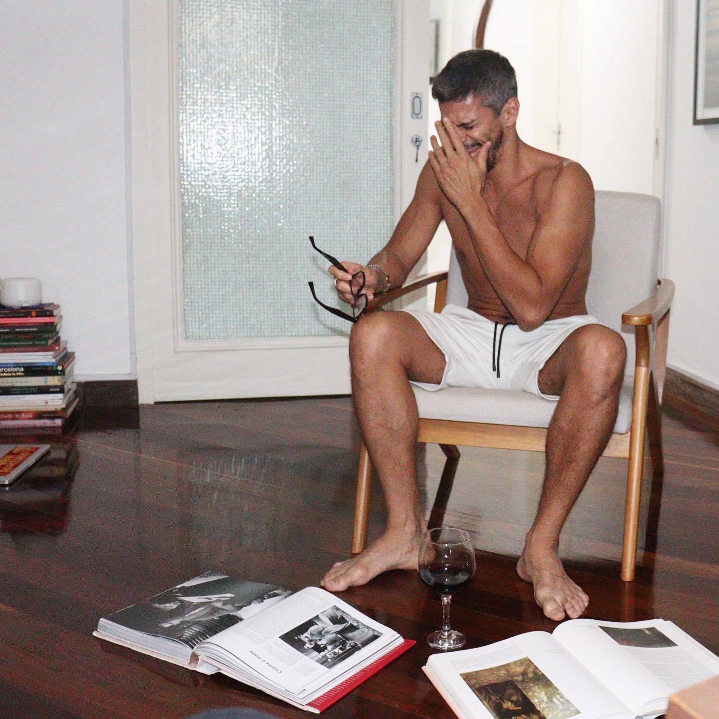 Thiago Soares's feet