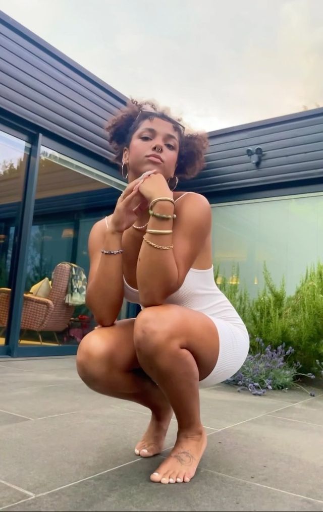 Tiana Arata's feet