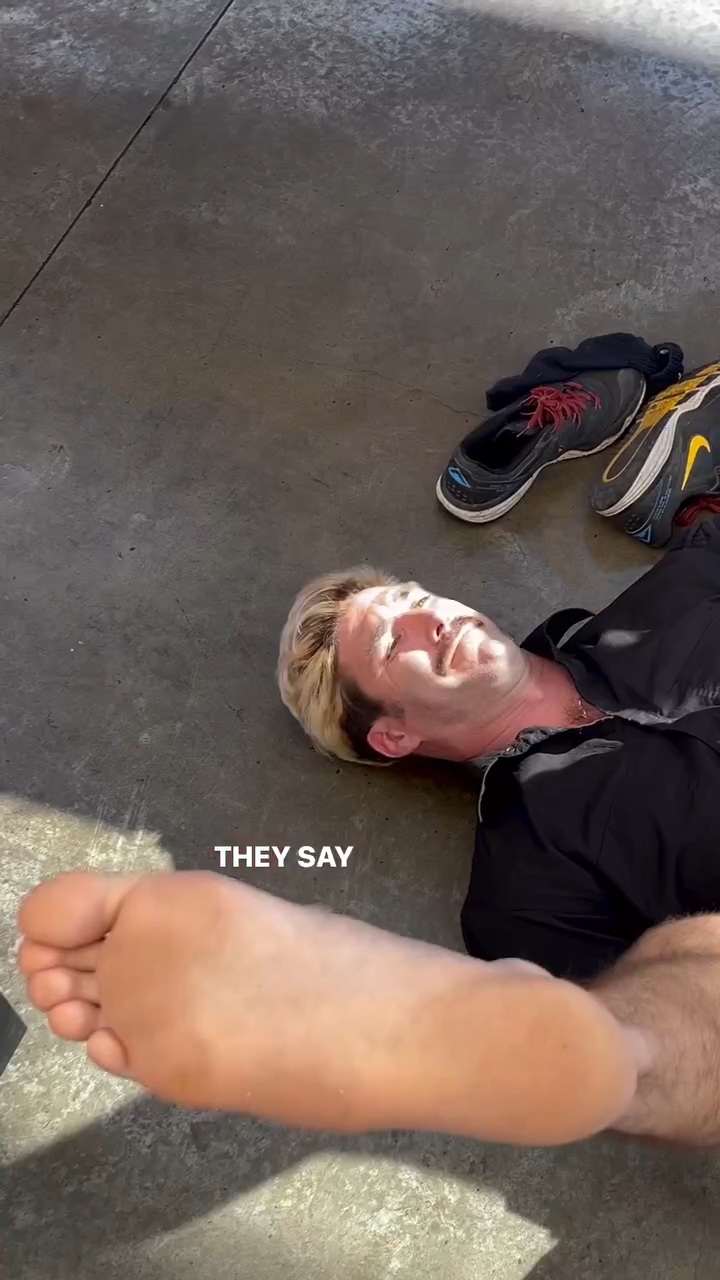 Tyler Roy Roberts's feet