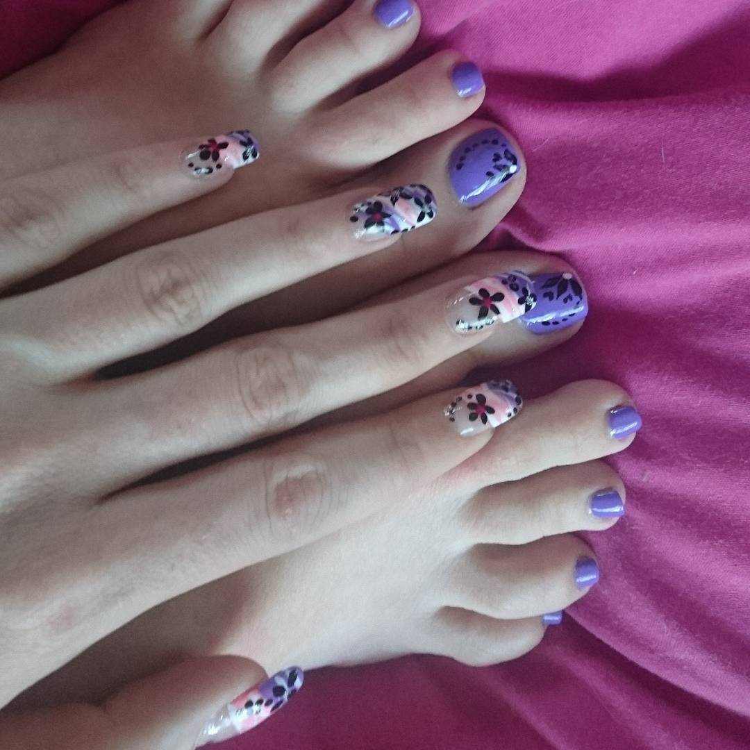 Vicki Peach's feet