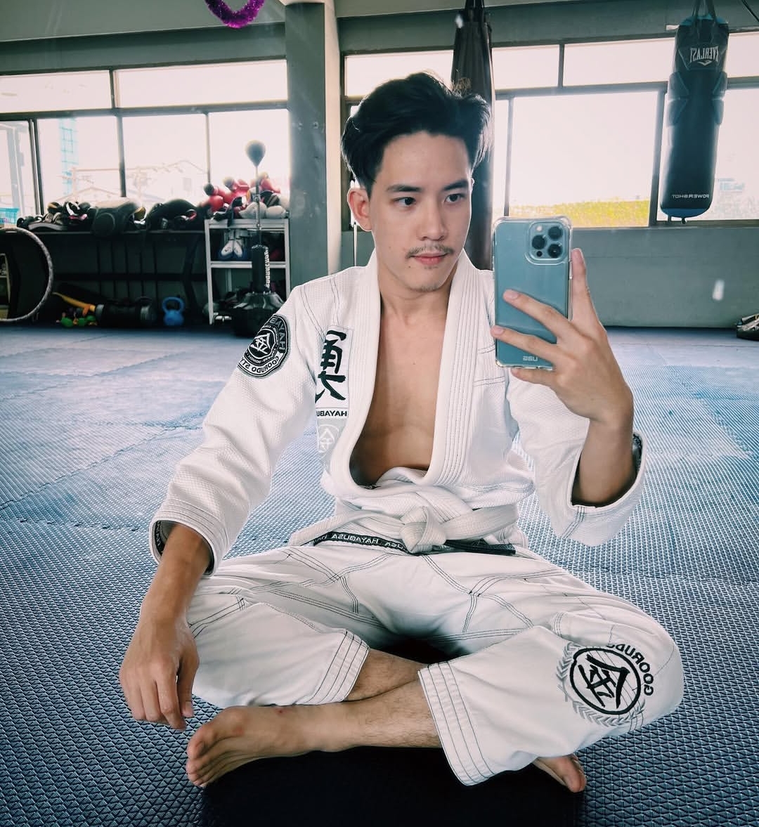 Victor Chatchawit Techarukpong's feet