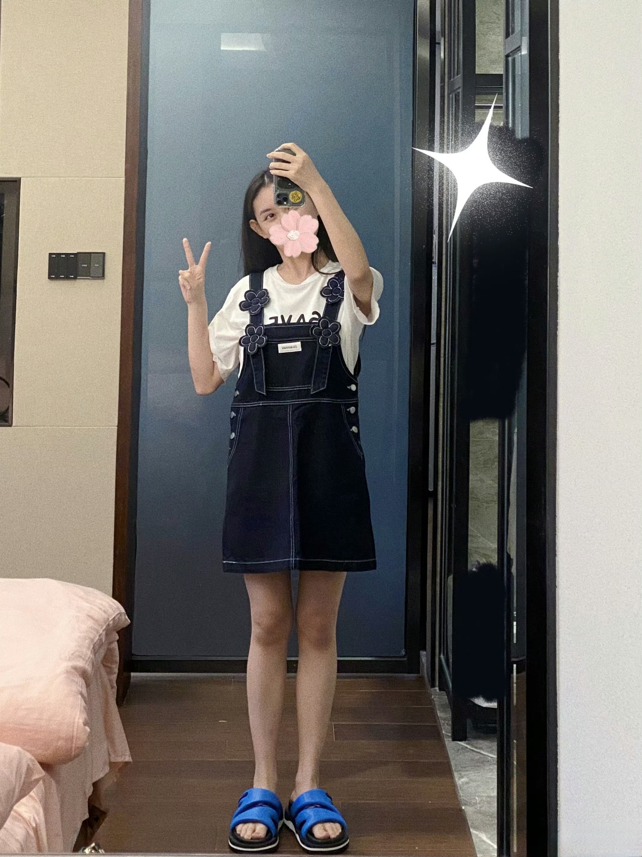 Yiyi Jiang's feet