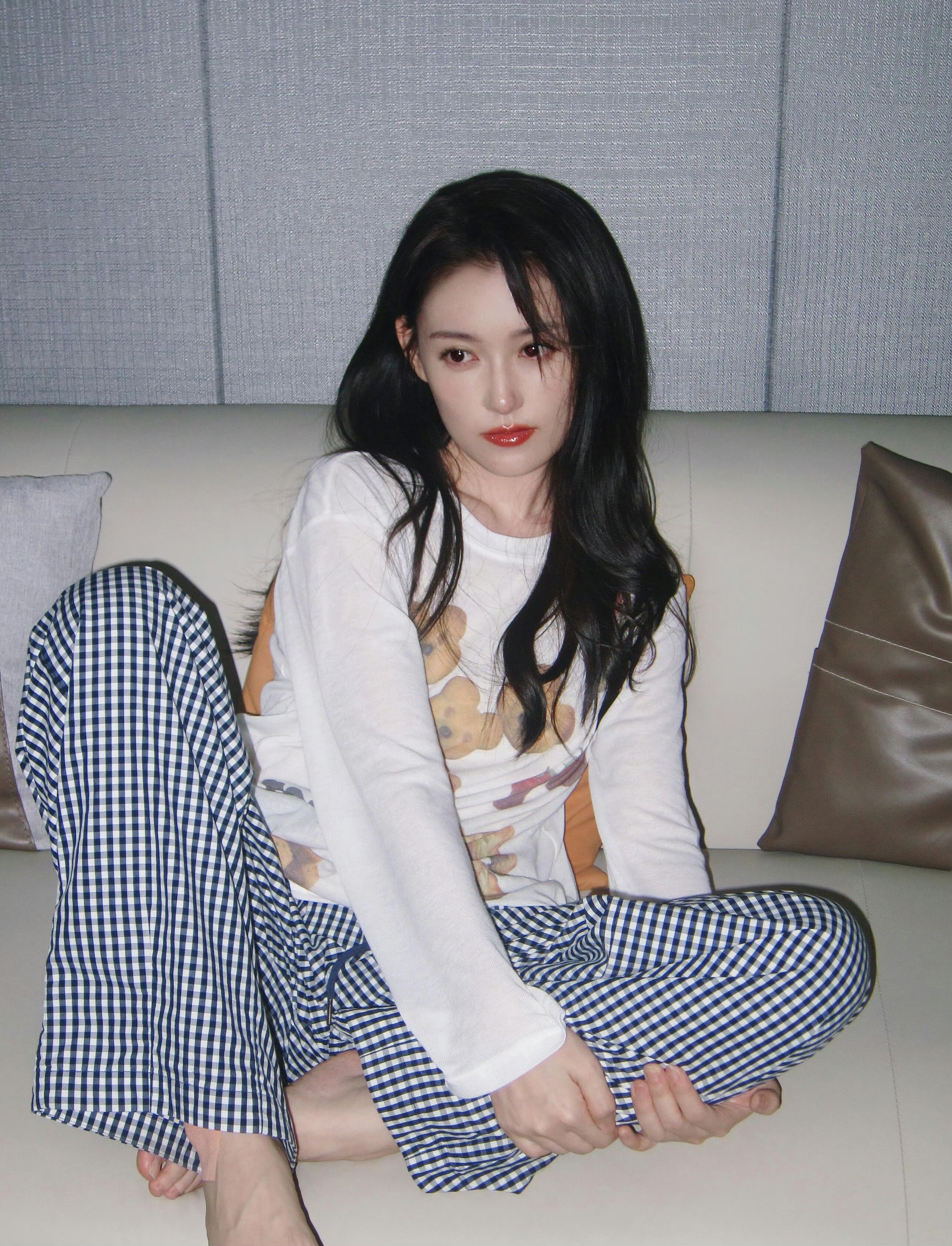 Yiyi Jiang's feet