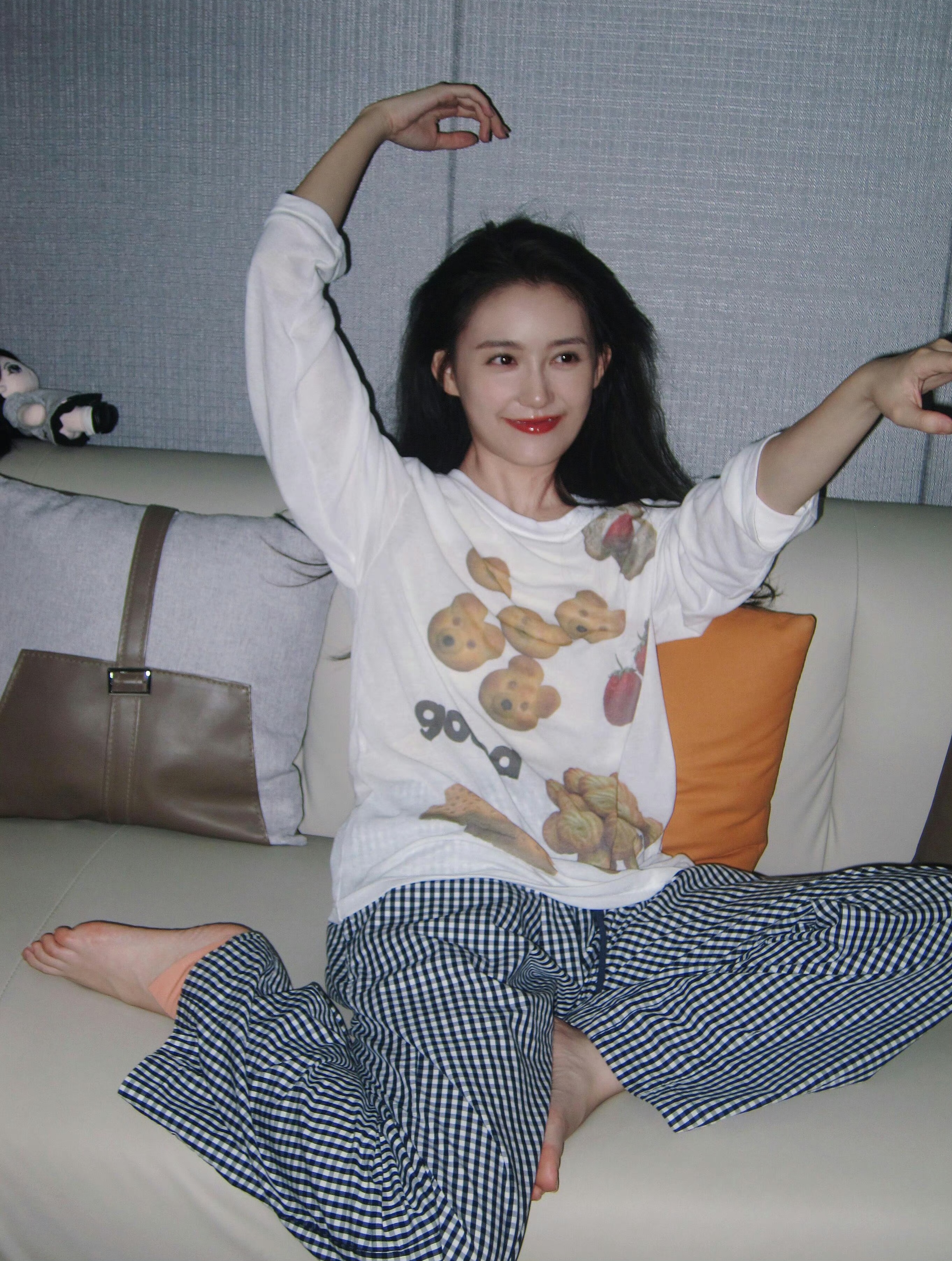 Yiyi Jiang's feet
