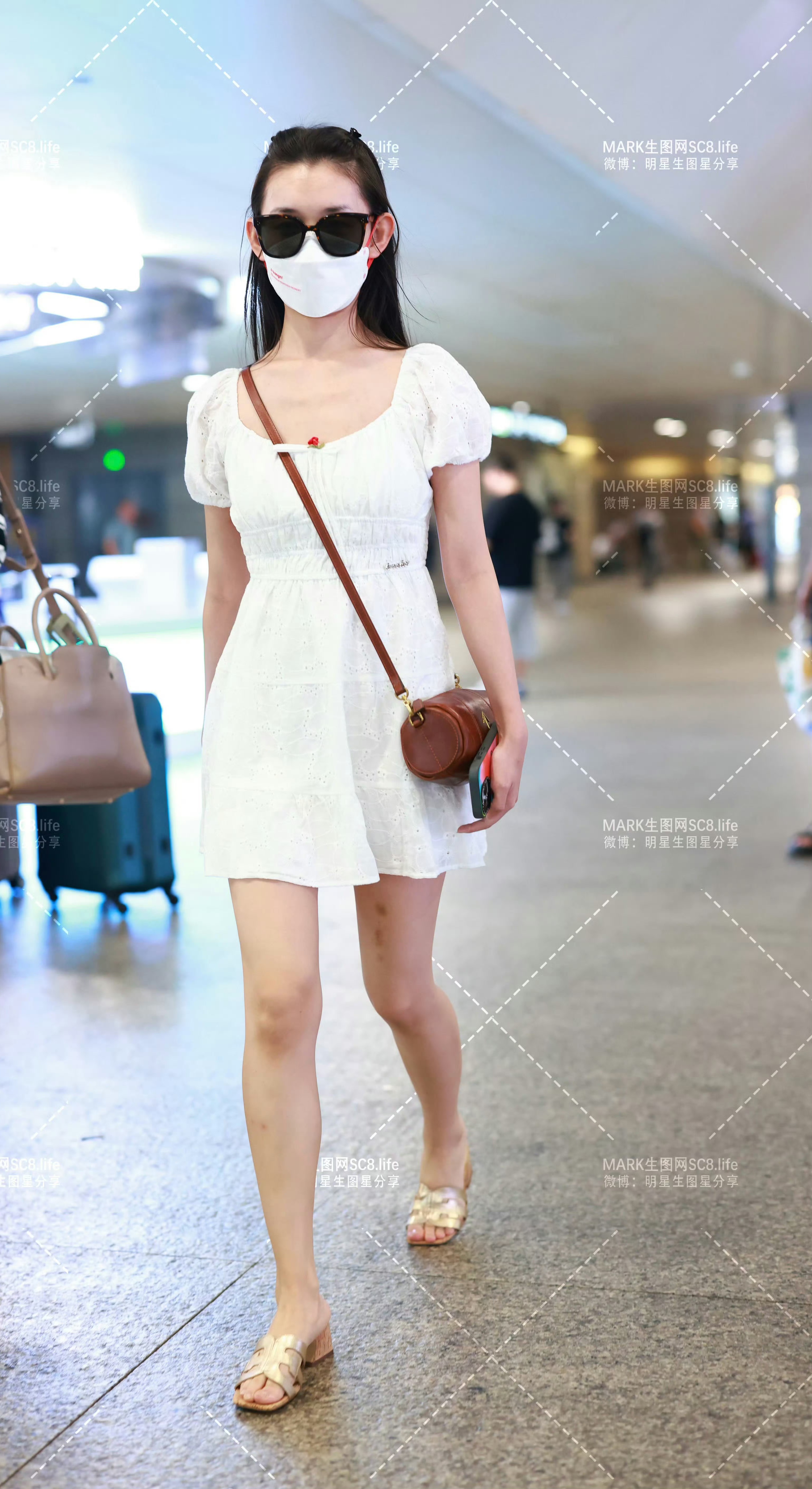 Yiyi Jiang's feet