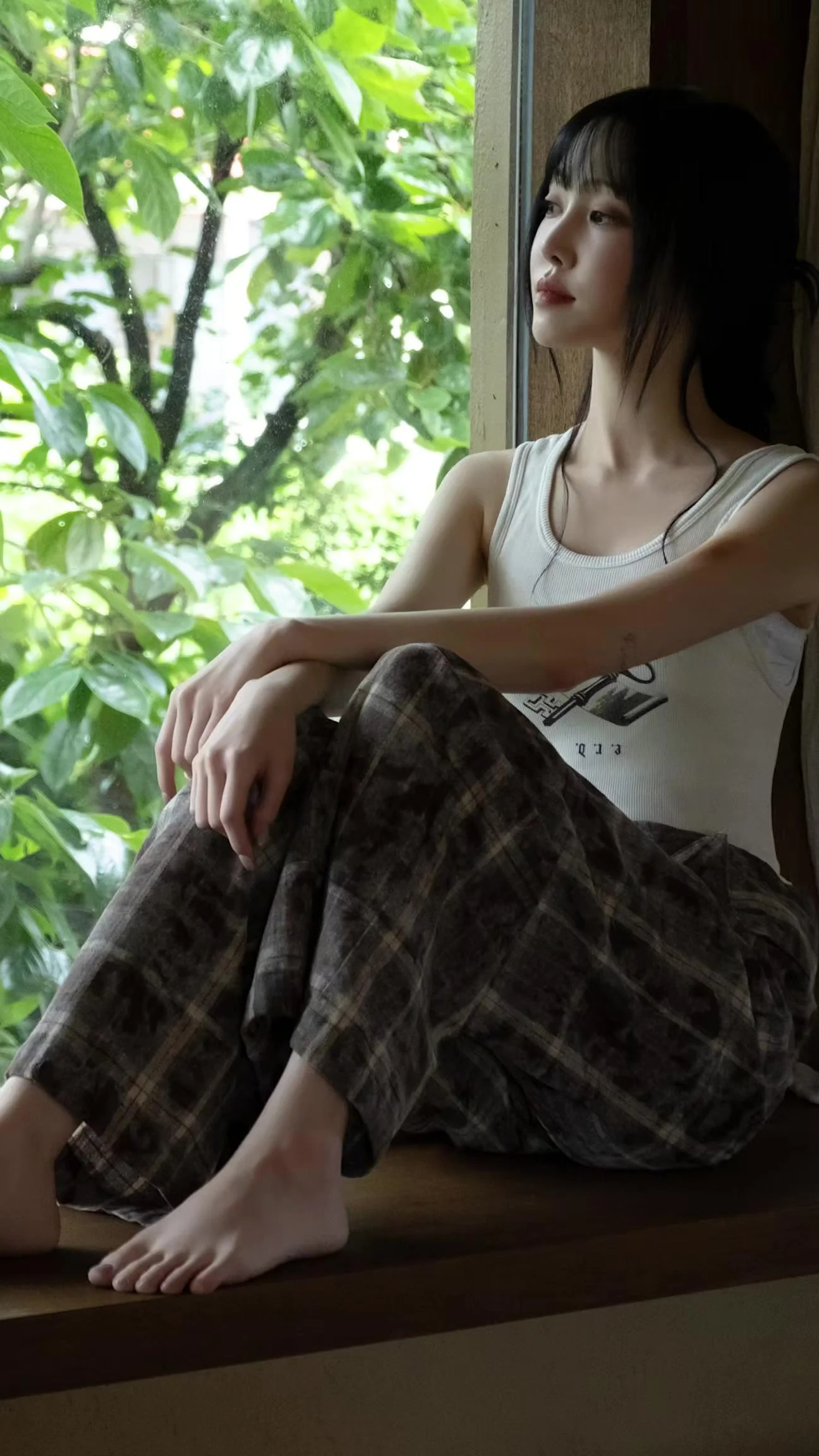 Yuju's feet